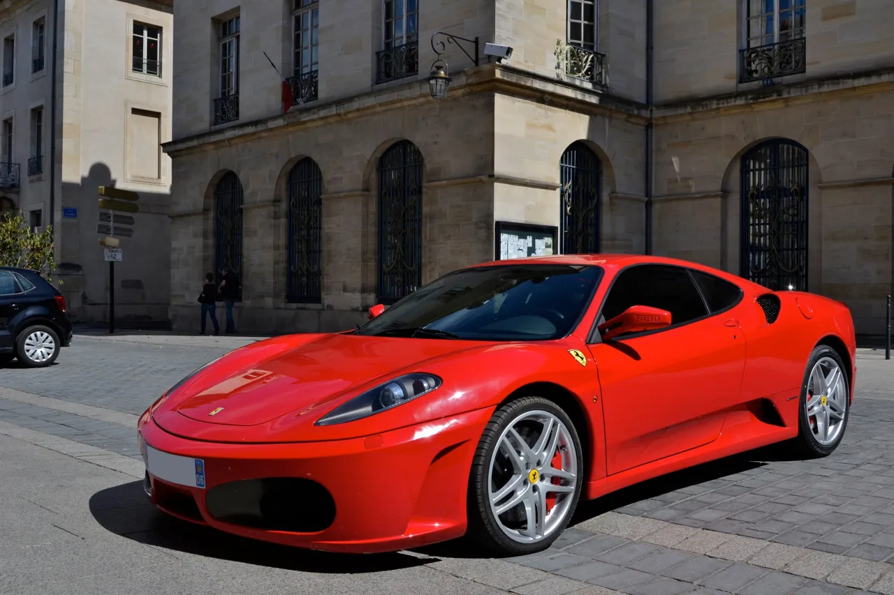 Ile kosztuje nowe ferrari? Zobacz ceny modeli i czynniki wpływające na nie