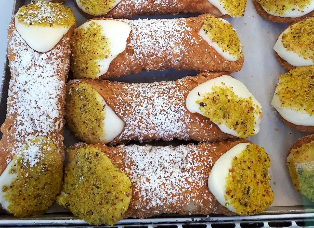 Jak zrobić idealne cannoli - Przepis i 3 zasady chrupkości